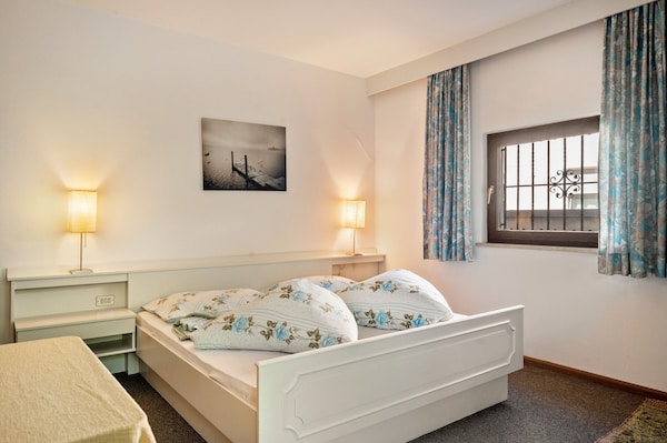 Biobauernhof Toellerhof 'Zimmer 5' With Mountain View, Shared Pool And Wi-fi - Lana