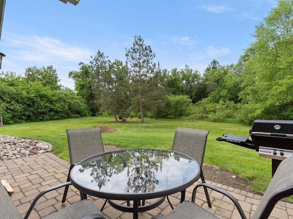 New! Cozy Creekside Townhome Steps From Gull Lake Access - Nisswa, MN
