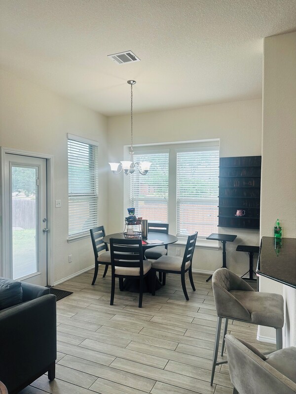 Spacious 4br Home - 2 Living Rooms, Study, Firepit, Pet-friendly! - Lancaster, TX