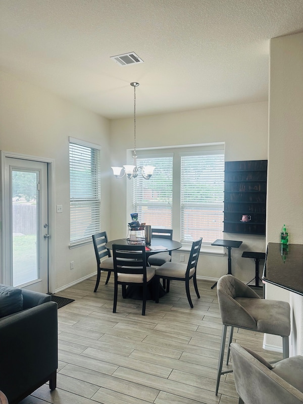 Spacious 4br Home - 2 Living Rooms, Study, Firepit, Pet-friendly! - Lancaster, TX