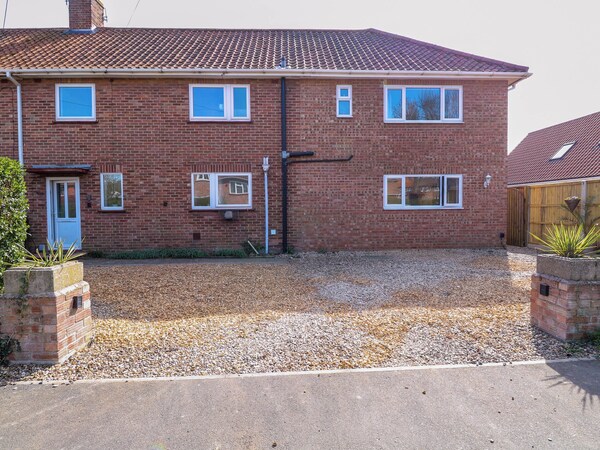 Cedar View, Pet Friendly, With A Garden In Coltishall - Wroxham