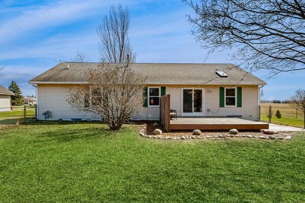 Charming Traverse City Retreat Near Silver Lake  Your Four-season Escape! - Interlochen, MI