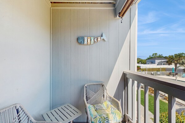 Pool-view Condo W/ Raised Ceilings, Private W/d + Near Beach - Surfside Beach, SC