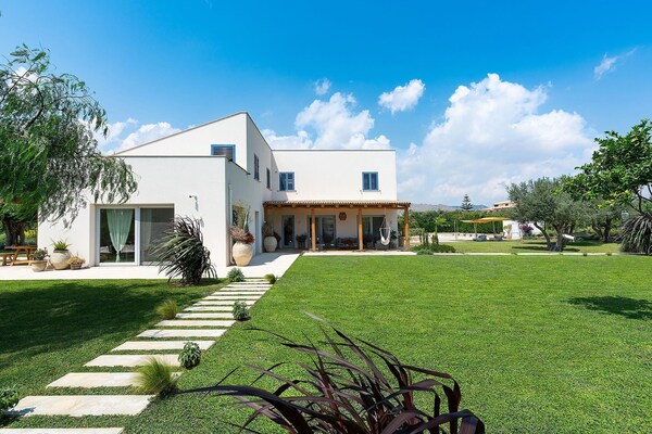 My Rental Homes - Villa Orangella Located Near The Sea With Private Pool 6 Bedrooms 12 Sleeps - Avola