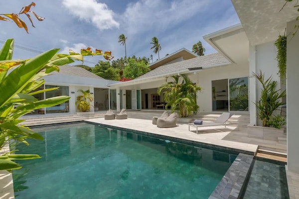 Elegant &  Luxurious 4-bedroom Retreat With Private Pool, Lush Gardens, And Modern Comforts - 사무이섬