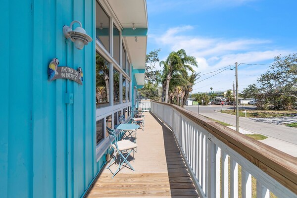 Bates Avenuewrap Around Deck️2 Minute Drive To Beachquiet Location - Indian Rocks Beach, FL