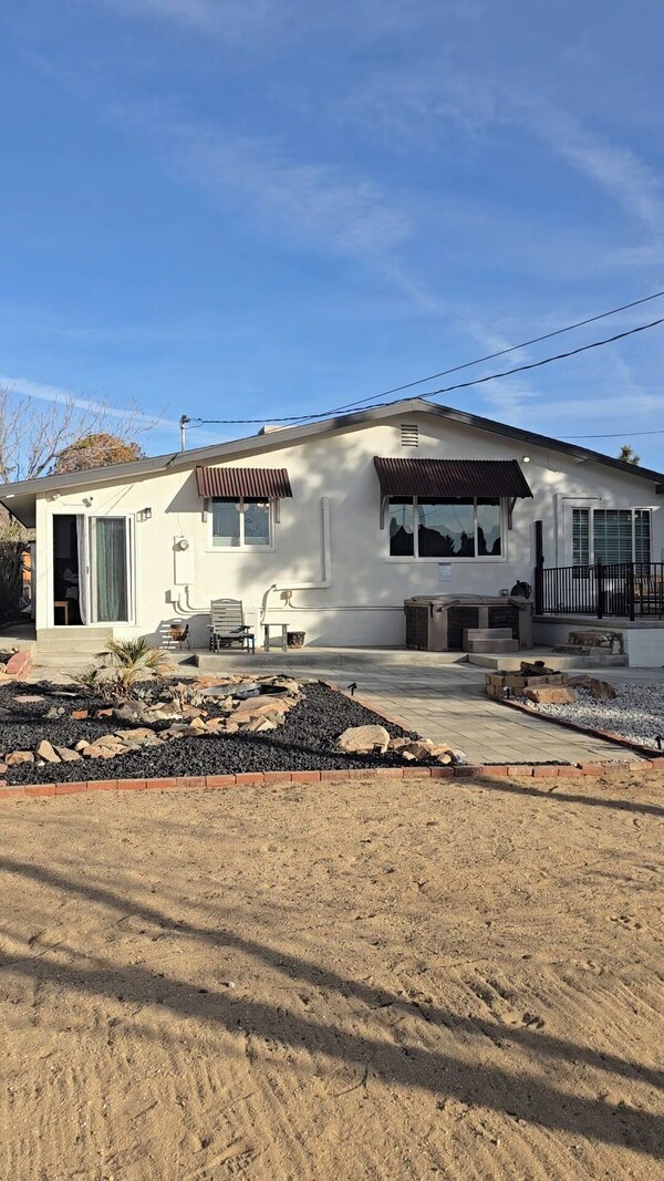Joshua Tree Panoramic Mountain View Abode - Joshua Tree, CA