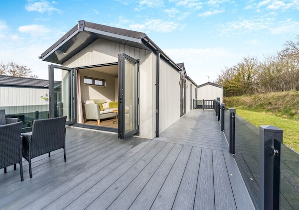 Marina Retreat - Two Bedroom House, Sleeps 4 - Lowestoft