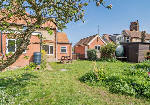 The Pitch - Three Bedroom House, Sleeps 5 - Suffolk