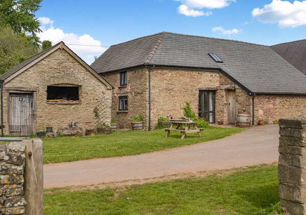 Great Tre-rhew Farm - Three Bedroom House, Sleeps 6 - Abergavenny