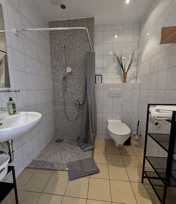 1,5 Familienzimmer Duschbad, 2 Betten, Frühstücksecke, Arbeitsplatz, Zentral - Pforzheim