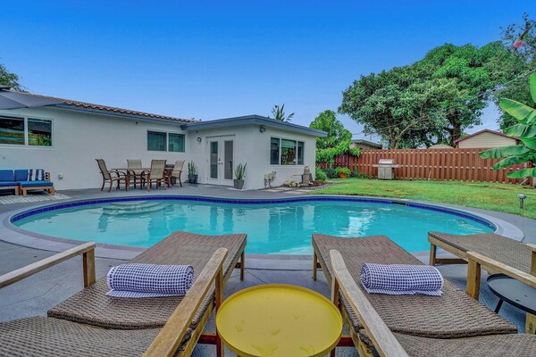 Newly Renovated W Heated Saltwater Pool & Hot Tub - Miramar, FL