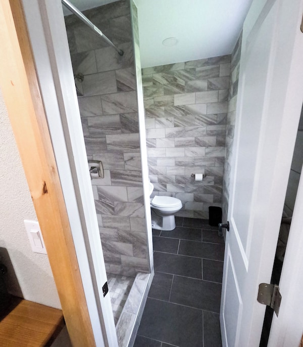 Escape To The Tranquility Of Our Cozy Cabin Inn, Where Rustic Charm Meets Modern Comfort. Experience A Home Away From Home Ambiance. - Rochester, NY