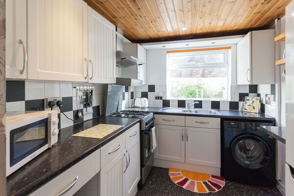 The Oxton Club | Pool Table And Games Room | Sleeps 9 - Vauxhall - Liverpool