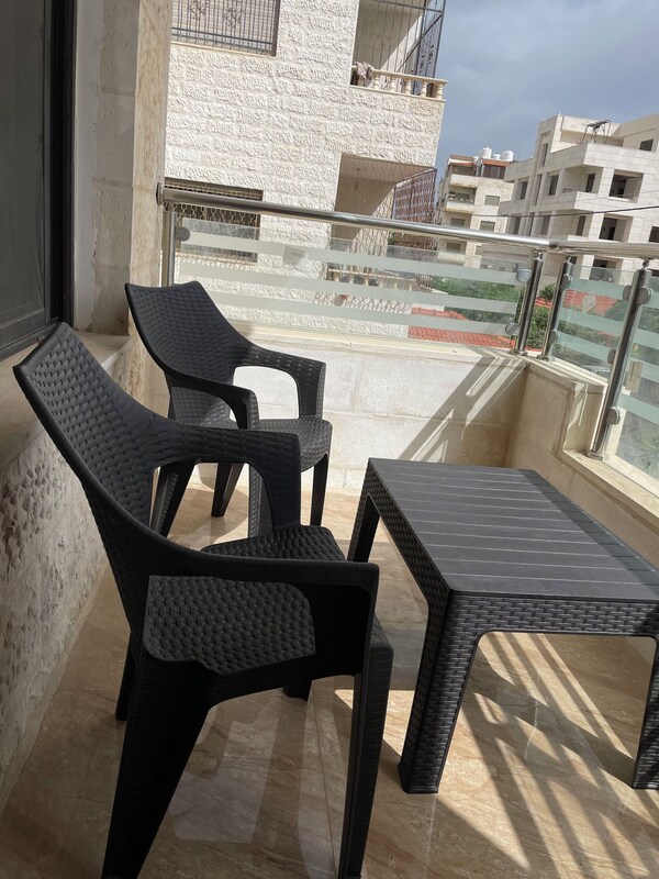 (5) 3-bedroom Quiet Apartment With Free Parking, Balcony & Sitting Areas. - Amman