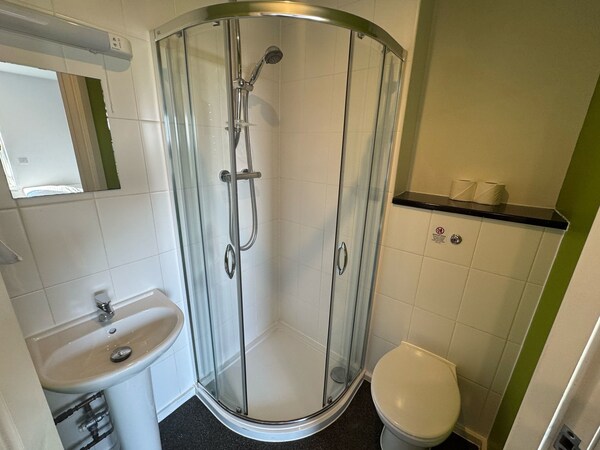 Double Room @ Derriford Stays By Pureserviced - Plymouth