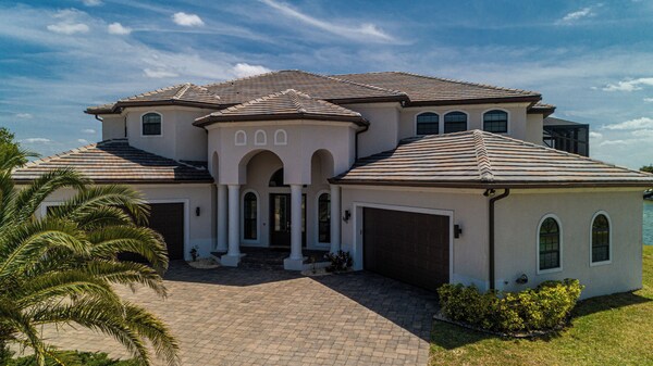 Escape To Serenity: 5 Suites, A Private Resort Pool, & Endless Florida Sunshine - Fort Myers, FL