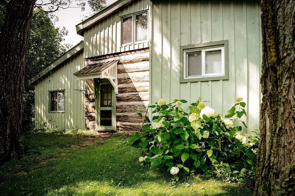 Century Old Log Cabin On The Beach - Ottawa
