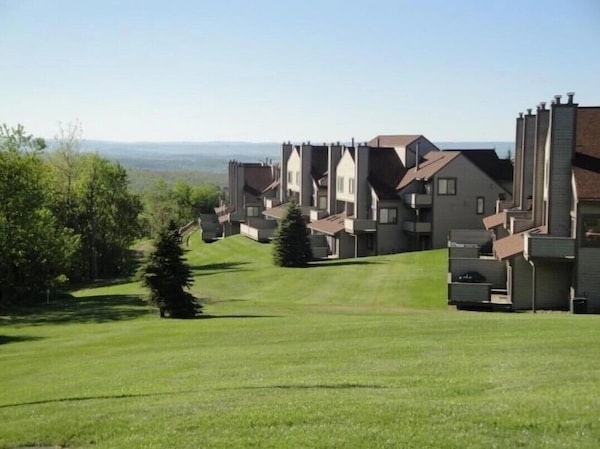Cozy 2-bedroom Seven Springs Ski-in/ski-out Condo - Seven Springs, PA