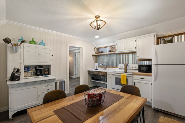 Pet-friendly Farmhouse W/ Hot Tub, Fire Pit & Fishing Dock In Hendersonville - Hendersonville, NC