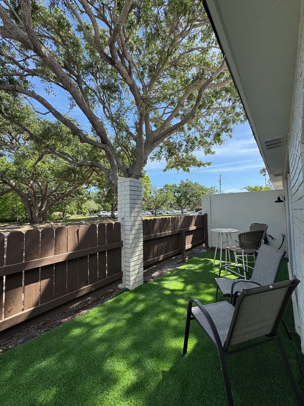 Clean Coastal Home- Washer, Dryer, Walk To Beautiful Parks, Short Drive To Irb! - Largo, FL