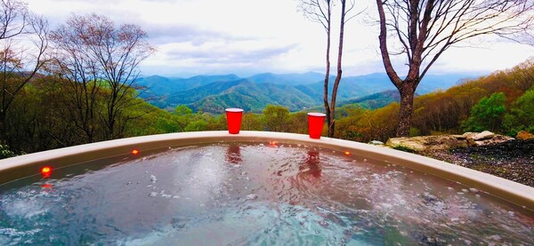 Dual Peaks Gem $1m Sharp Views /Hot Tub & Wifi - Tuckasegee, NC