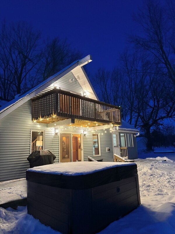 Charming Lakefront Cabin W/ Jaccuzi - Door County, WI