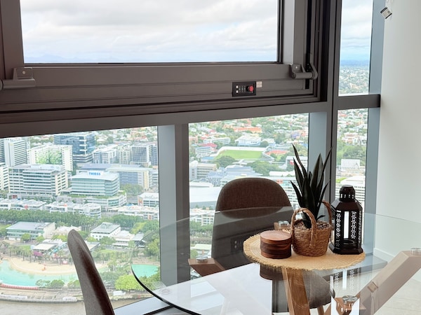 Chic 2-bed Apt W/ Views & Pool | Qwr - Oxley
