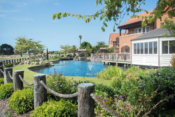 Monaco Village Apartment - Stylish Townhouse In Grand Arden Complex - New Zealand
