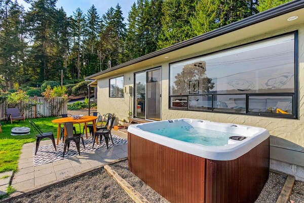 Oyster Pine Retreat - Waterfront W/hot Tub & Kayak - Belfair State Park, Belfair