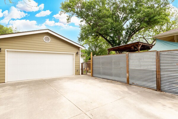 Elm Street Bungalow, Cozy Pet-friendly Stay - Seguin