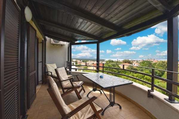 Charming Flat With Shared Pool - Bale