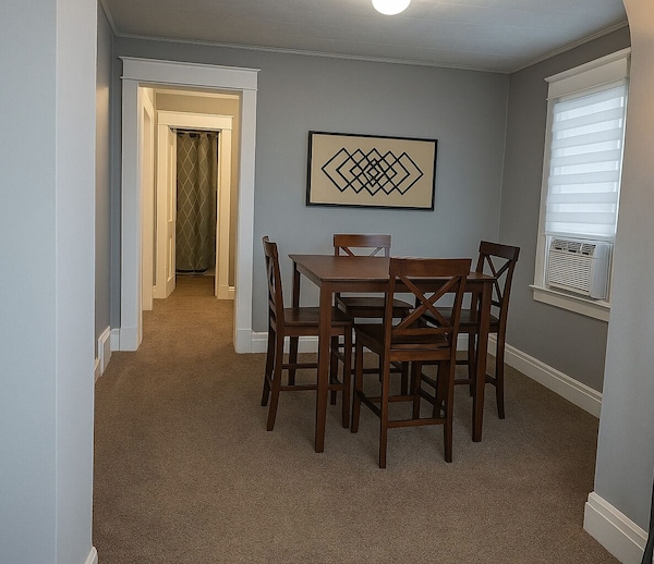 Your Buffalo Hideaway- 2-bedroom With 2 Comfy Queen-size Bed Near Buf Airport - University at Buffalo, Buffalo