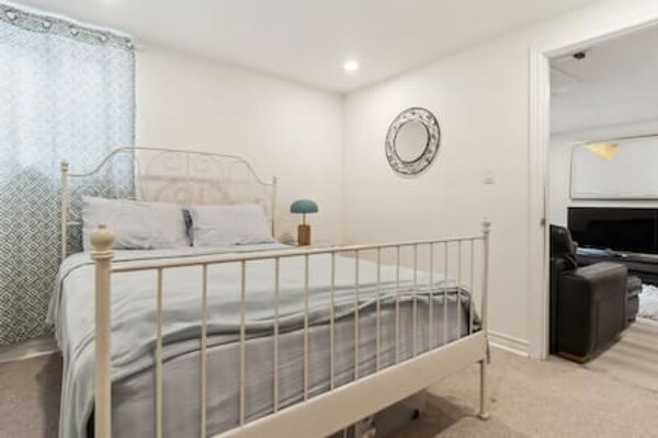 Bright Basement Retreat In Mississauga - Mississauga