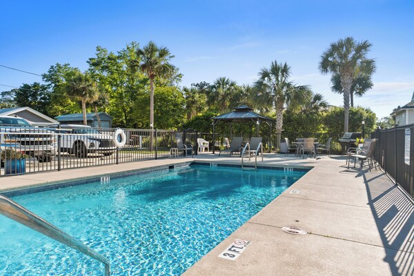 Cozy Cottage 1 Of 4 With Bay Views| 2br | Pool | Grill | Near Bay & Gulf - Port St. Joe, FL