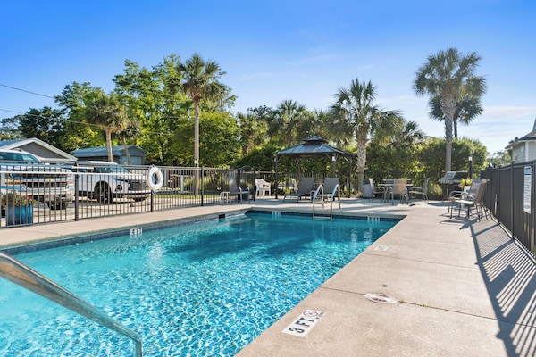 Cozy Cottage 3 Of 4 Bay View | 2br | Pool | Grill | Roll In Accessible Shower - Mexico Beach, FL