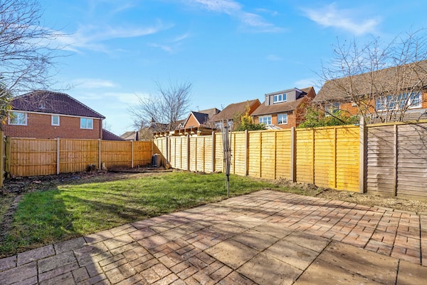 Stylish & Cozy Retreat /Prime Location/ Perfect For Short & Long Stays - Swindon