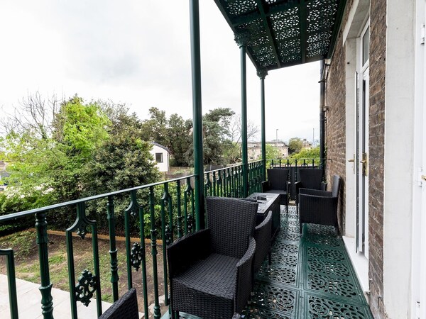 Pass The Keys | Elegant 4br House + Parking + Garden + Library - 런던