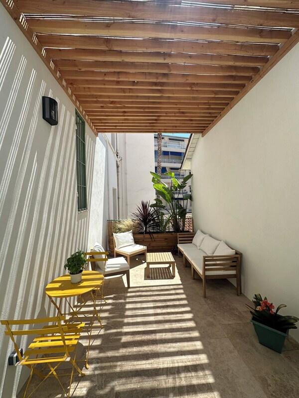 Appartement Bourgeois 115m2 En Hyper-centre Avec Terrasse Privé - Antibes