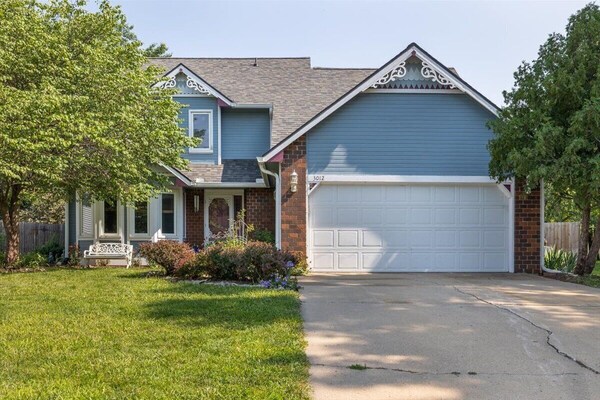 Sleeps 12! Main Level Primary Suite - Beautiful Backyard Oasis! - Lawrence, KS