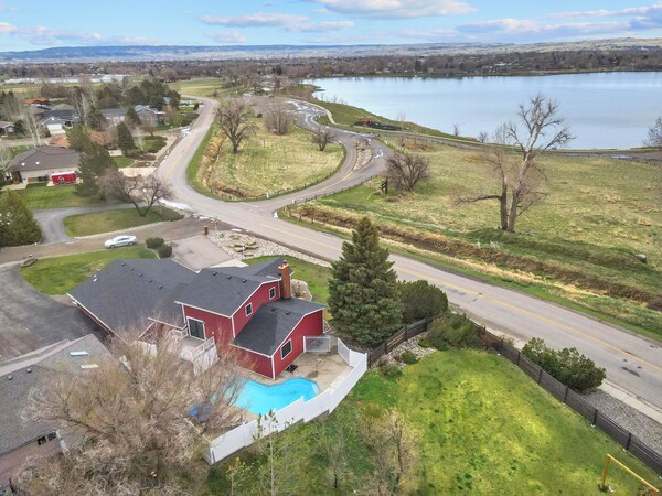 The Lakehouse: Pool, Theater, Game Room, Lakefront - Billings, MT