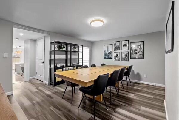 Group-friendly 4 Bedroom/5 Bathroom Pets Ok Close To Stadium 2 Car Pvt Parking - Pittsburgh, PA