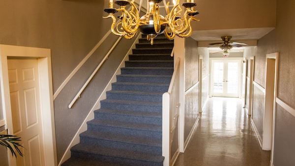 Luxe Historic Downtown 1-bedroom Corporate Apartment With Wifi, Fitness Room - Jackson