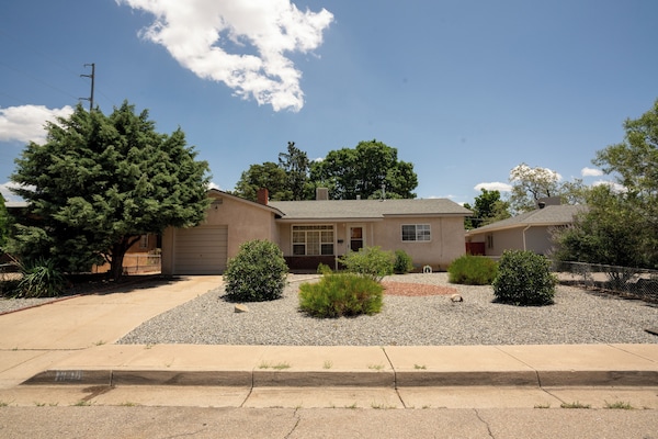 Northeast Heights Nest: Pet-friendly, Cozy, And Convenient - Albuquerque, NM