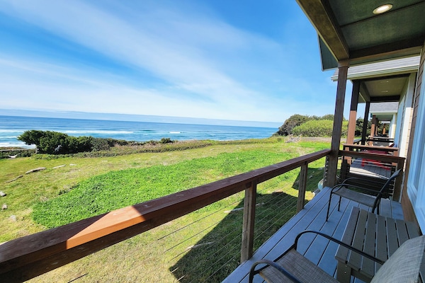Ocean Front Cottage! Dog Friendly! Sleeps Up To Four! - Yachats, OR