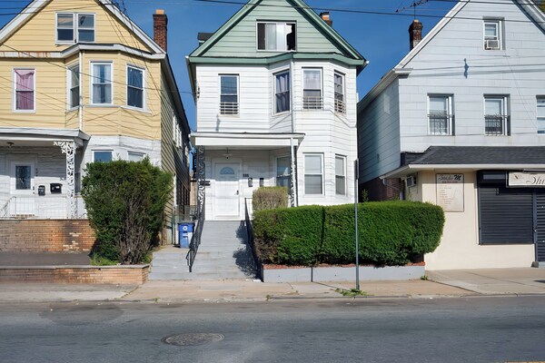 3-bedroom Apartment In Lovely Elizabeth With Wifi, Ac - New York Newark Liberty Airport (EWR)