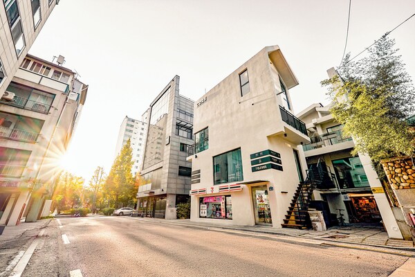B9 Tailored Service Home Near Hongik University Station - 흥도동