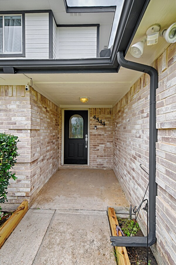 Charming 4-bedroom House With Lake View, The Colony - The Colony, TX