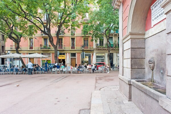 Sunny Apartment On The Square - Barcelone