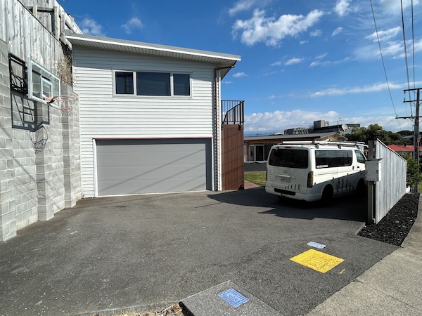 Up Top On Truro - Find Your Perfect Home Away From Home - New Plymouth